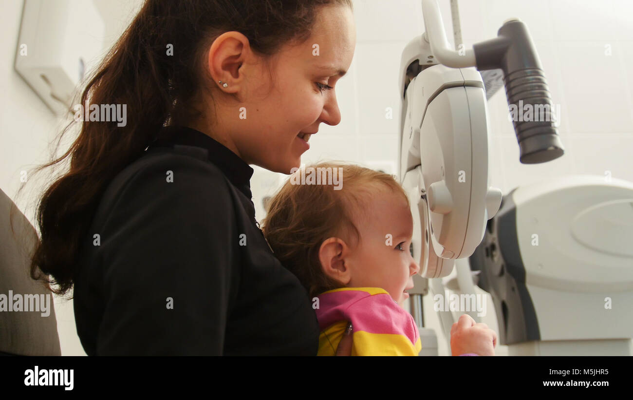 Oftalmología Infantil La Madre Y La Niña Optometrista Comprueba Ojo