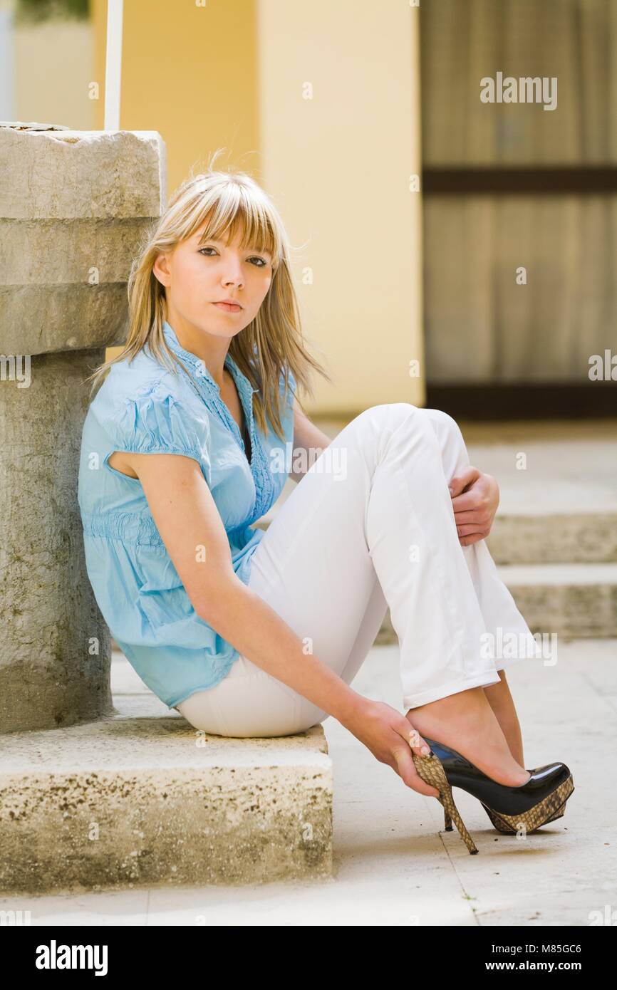 Piernas De Mujer Sentadas Fotografías E Imágenes De Alta Resolución Alamy