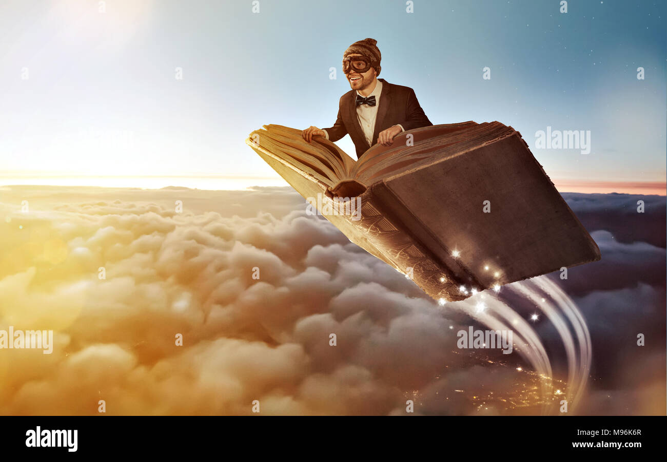 Libro volando sobre las nubes Fotografía de stock - Alamy