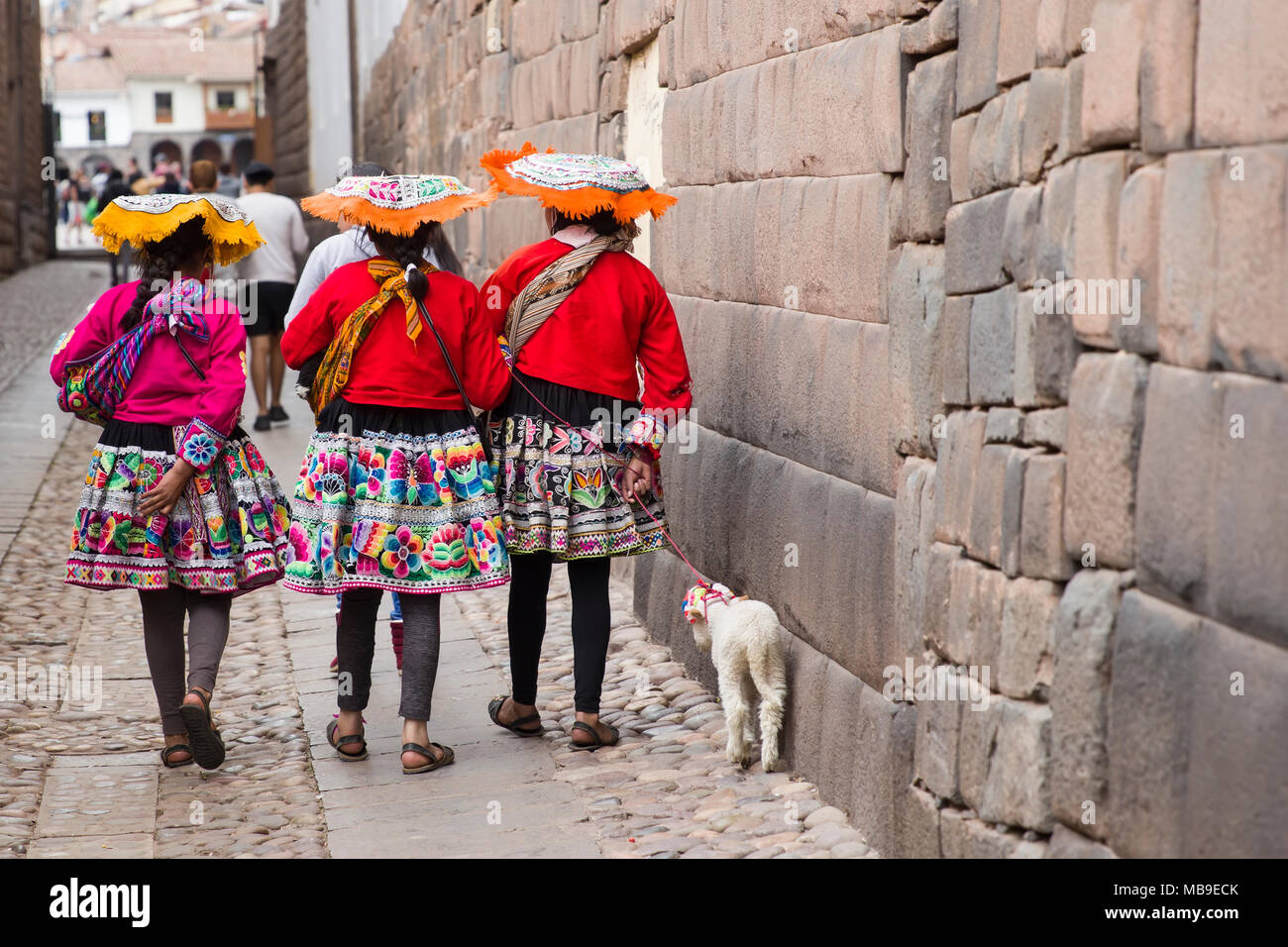 Mujer Peruana Vestida Con Ropa Tradicional Quechua En Tejer En La ...