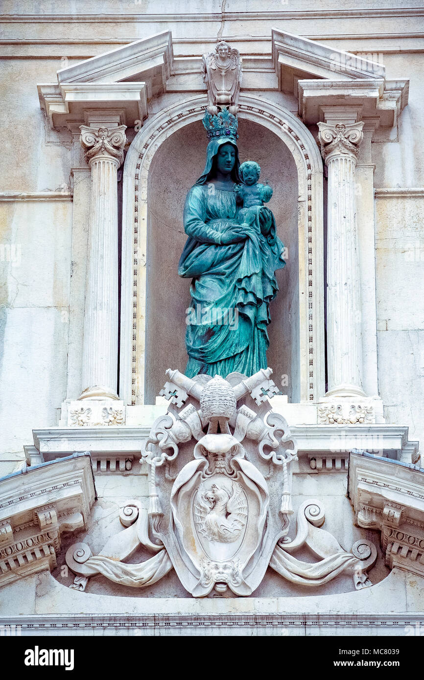 Virgen De Loreto Italia : El Santuario de Nuestra Señora de Loreto – FHKJ