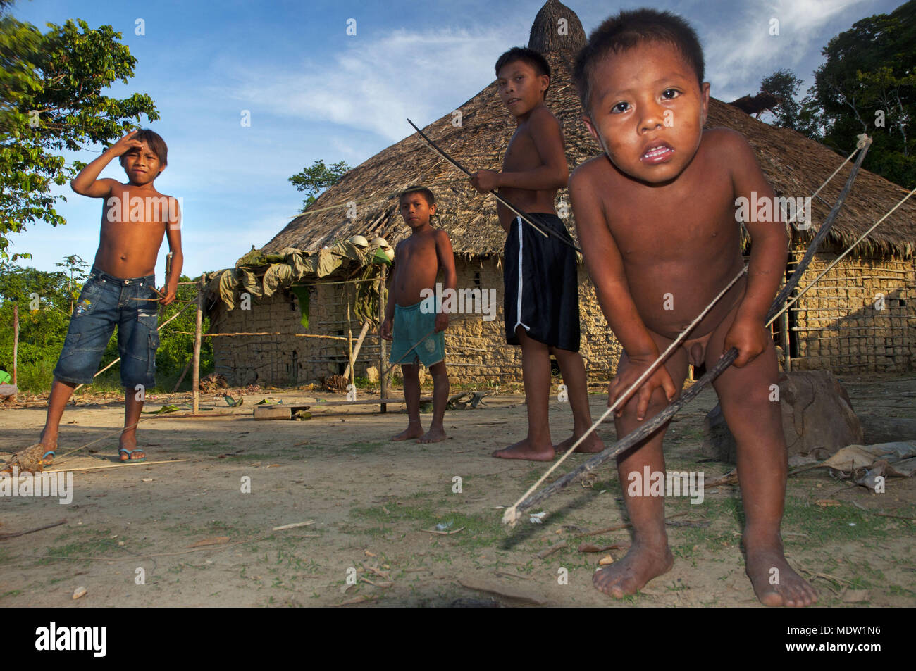 Niños Yanomami Jugando Con Arquería Alto Río Mucajai Fotografía De