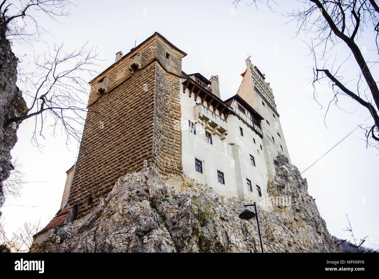 El castillo de Drácula en la parte superior de la roca (Castillo de ...