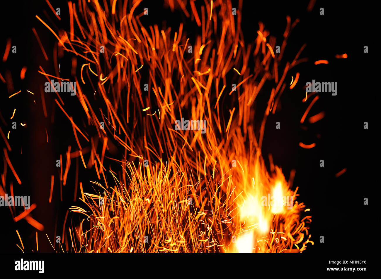 Chispas volando fotografías e imágenes de alta resolución - Alamy