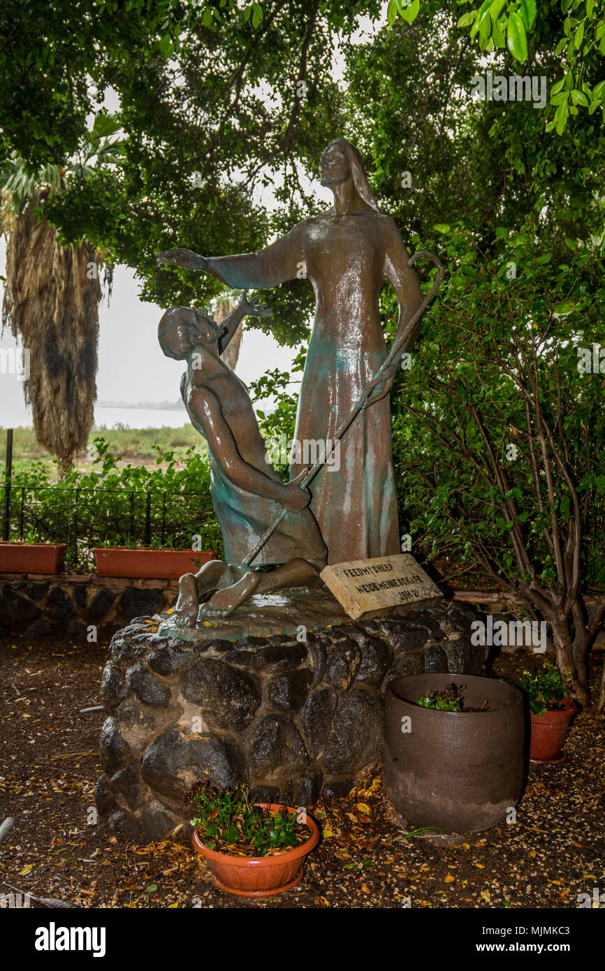 Escultura En Bronce De Jesús Y Pedro En El Jardín De La Iglesia De La