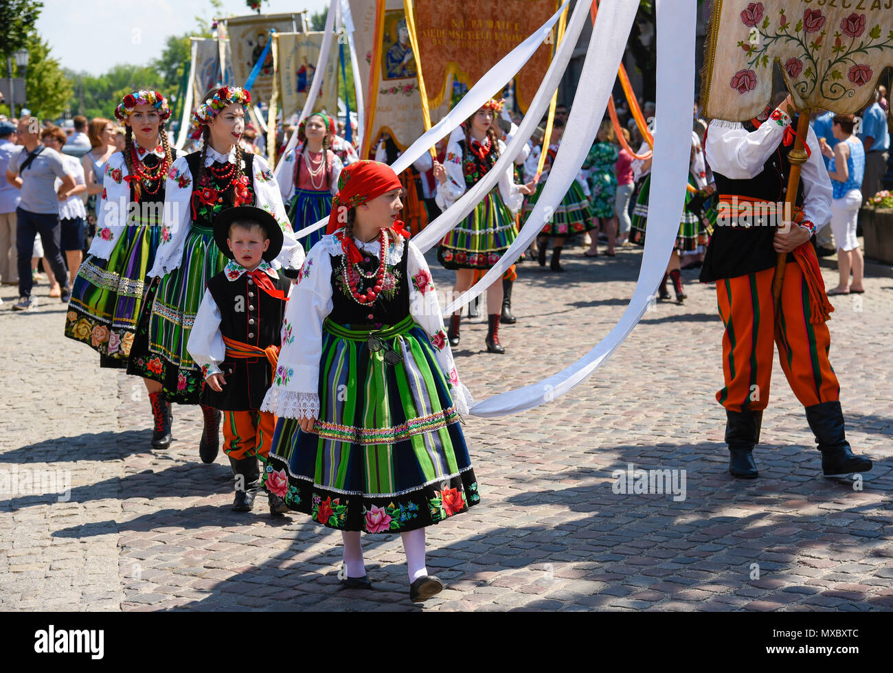 Lowicz / Polonia - mayo 31.2018: Iglesia del Corpus Christi procesión ...