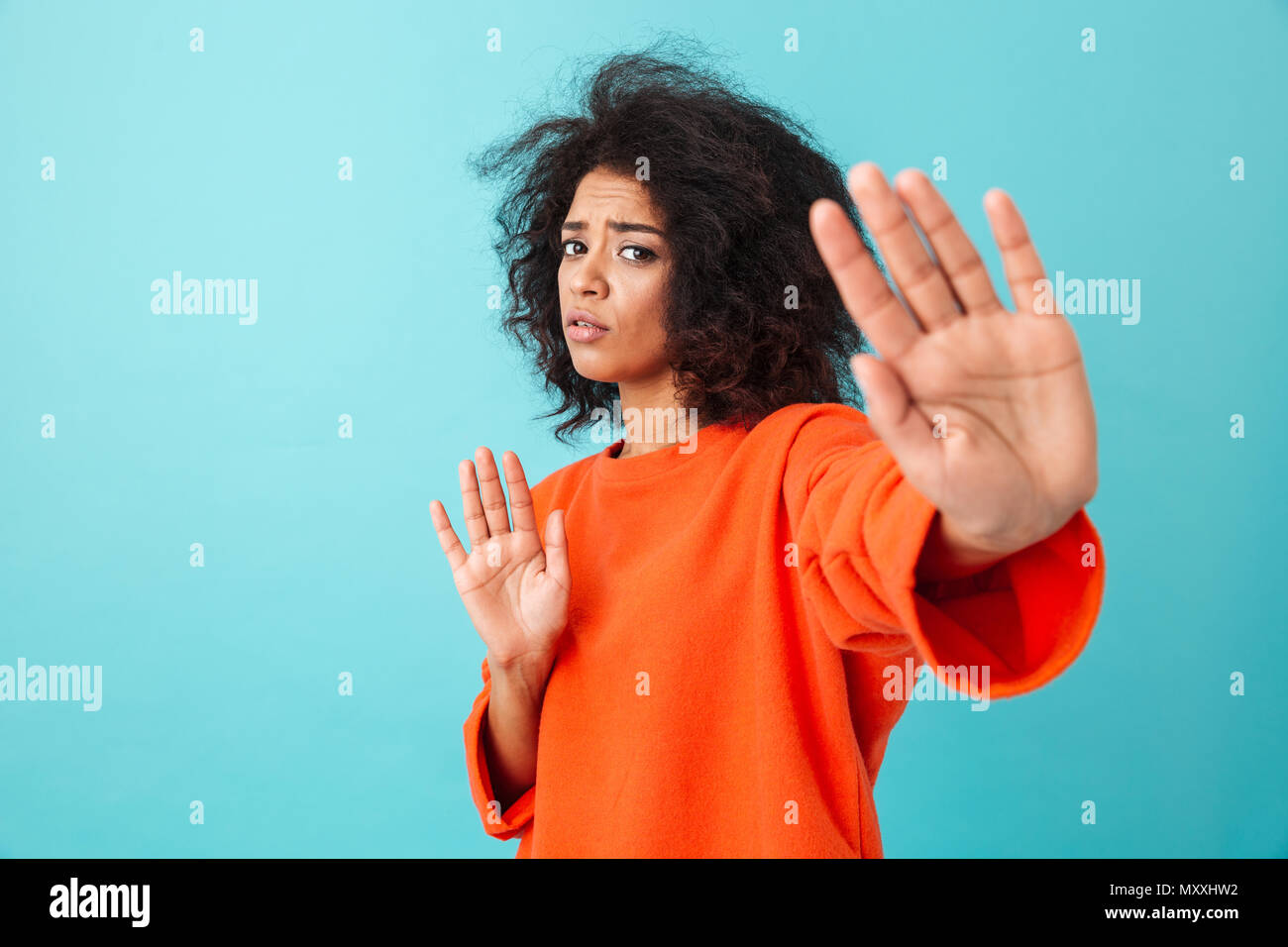 Colorida imagen closeup de determinada mujer expresar perplejidad y ...