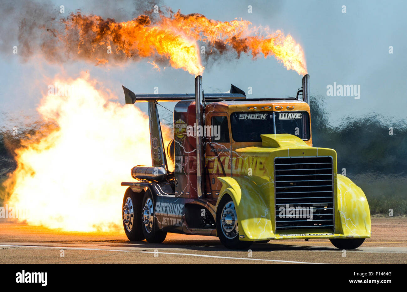 Camión jet de shockwave fotografías e imágenes de alta resolución - Alamy