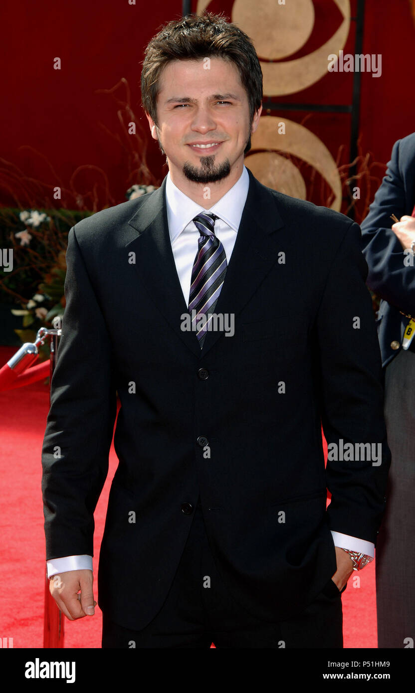 Freddie Rodríguez, llegando a los 57 Premios Emmy's en el Shrine ...