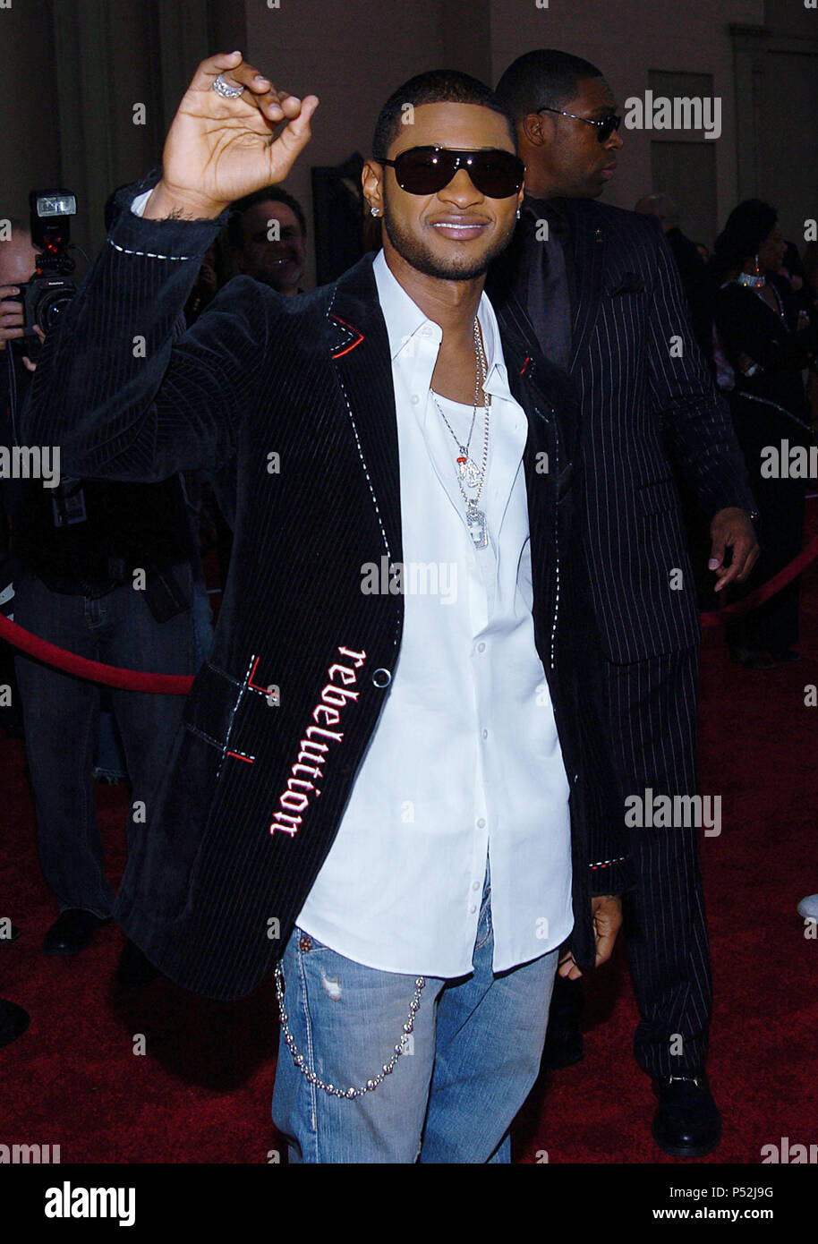 Usher, llegando a la 32th Anual de American Music Awards en el Shrine ...