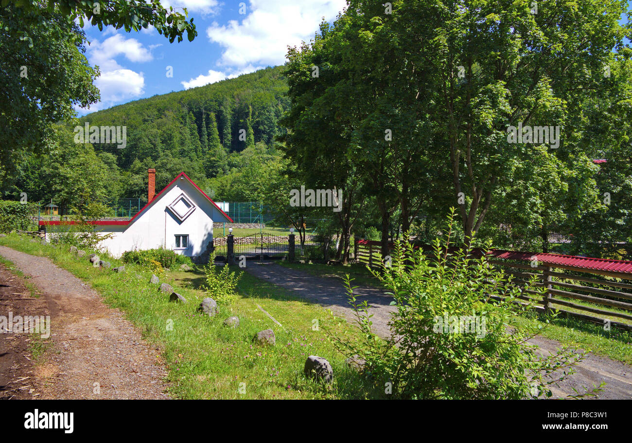 El camino en el campo descansa contra las puertas de un recinto cerrado ...
