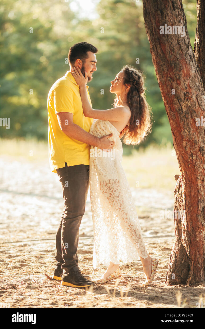 Los Jóvenes Enamorados Pareja Abrazos En Bosque Contra El Fondo Del