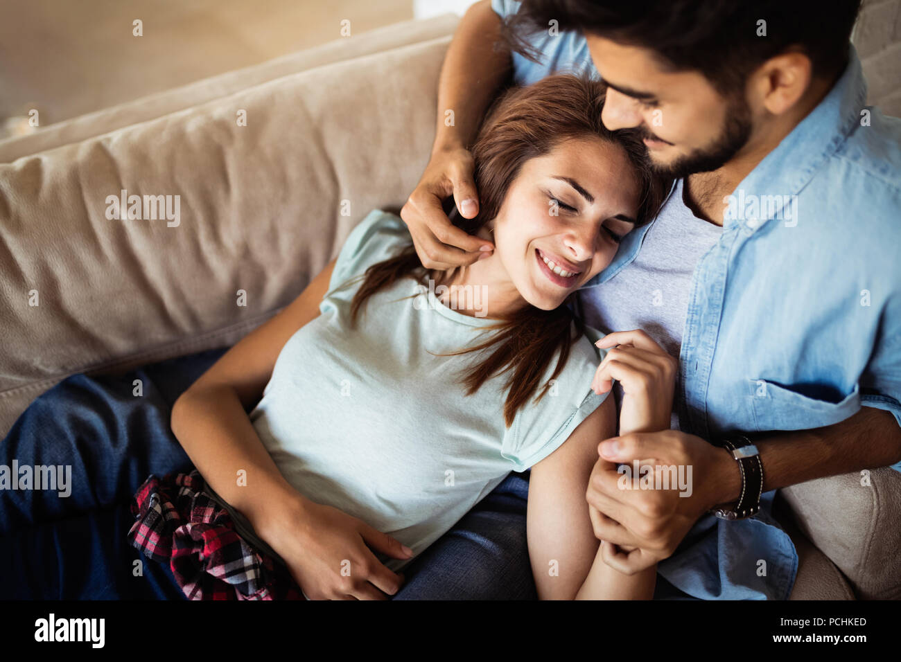 Acostado en el regazo fotografías e imágenes de alta resolución - Alamy