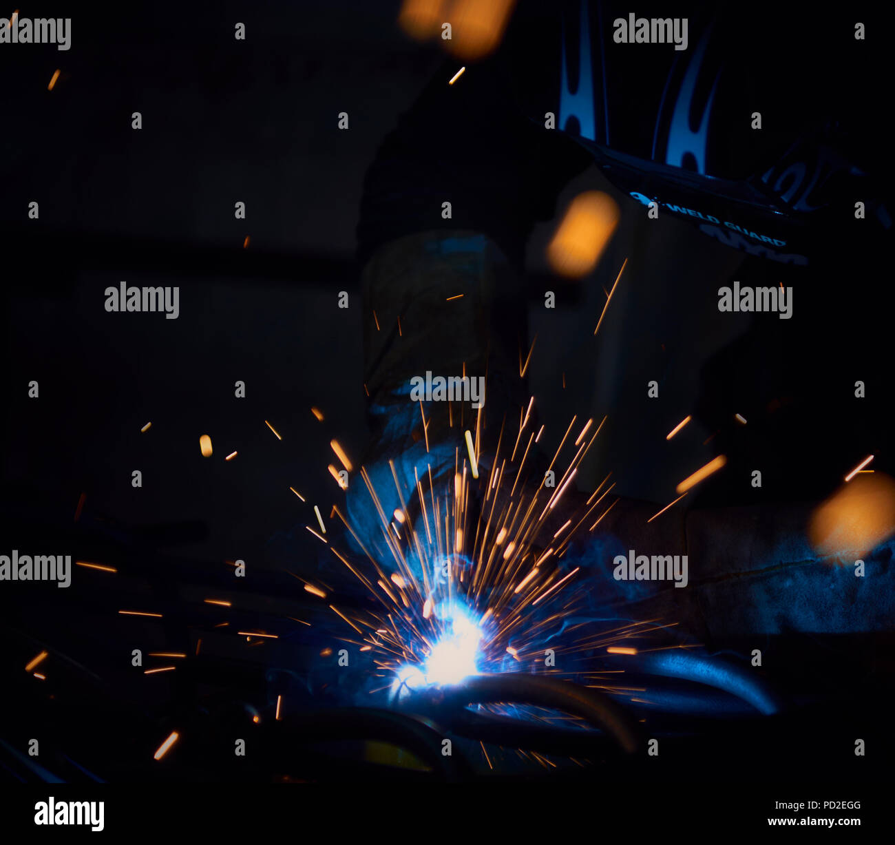 Chispas volando fotografías e imágenes de alta resolución - Alamy
