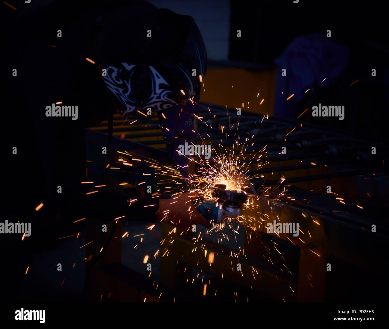 Chispas volando fotografías e imágenes de alta resolución - Alamy