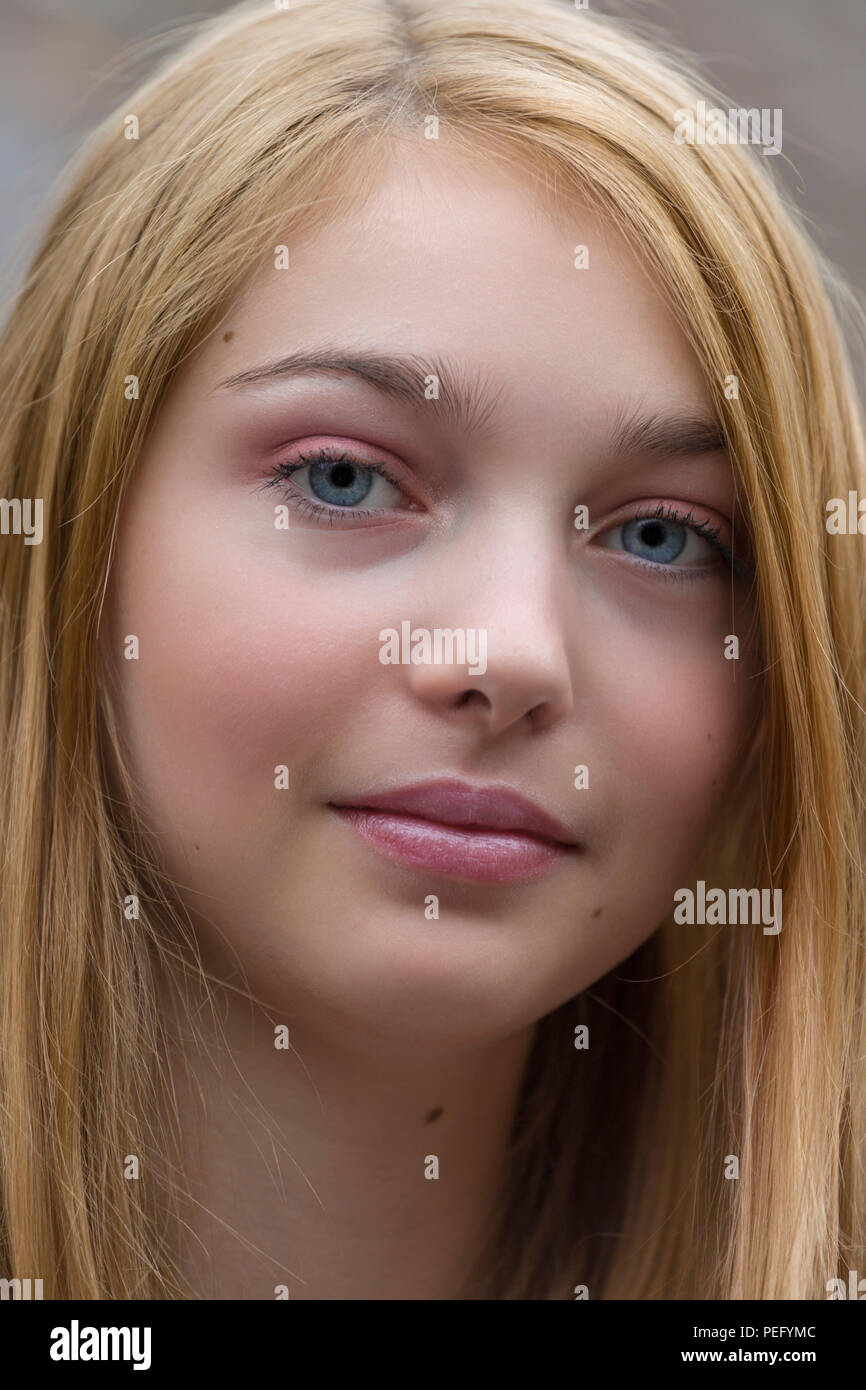 Adolescente Rubia Ojos Azules Fotografías E Imágenes De Alta Resolución