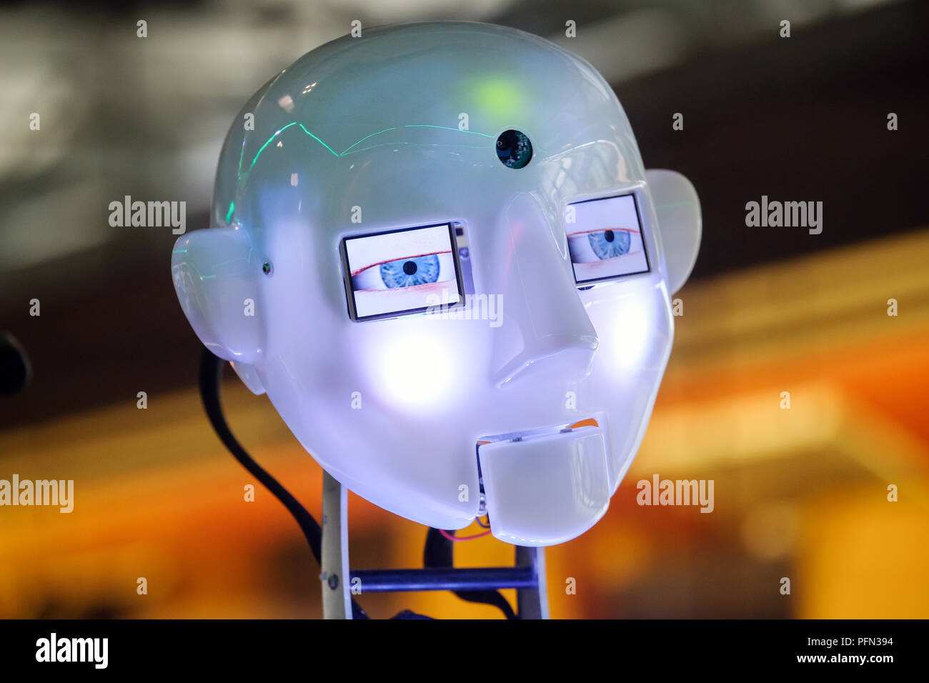 Cabeza de un humanoide hablando, cantando y bailando el robot con ... Cabeza de un humanoide hablando, cantando y bailando el robot con ...