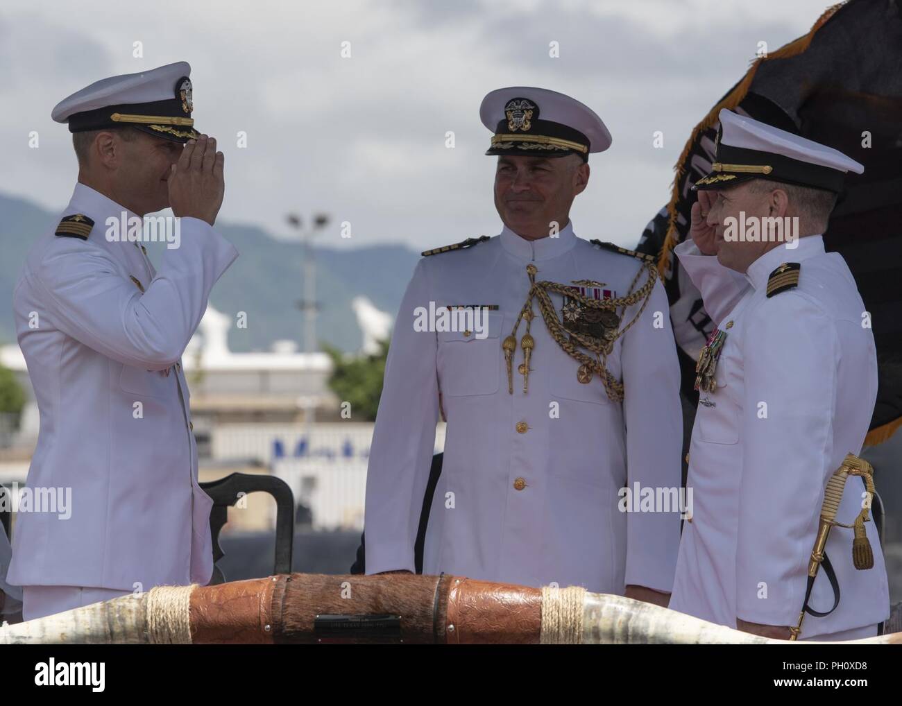 El Capitán Paul Davis alivia el Capitán Robert A. Roncska como ...