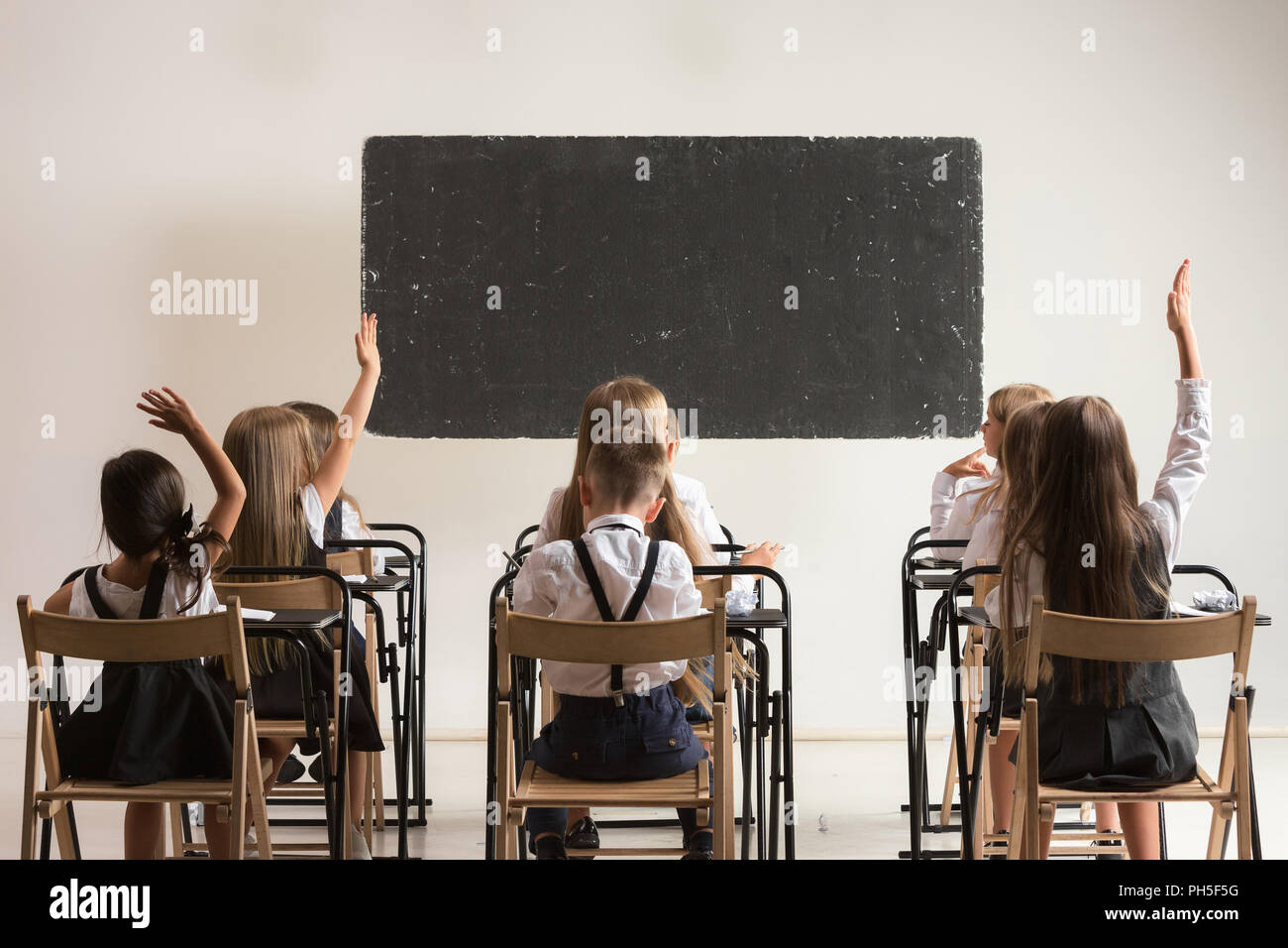 Los Niños De La Escuela En Aula En La Lección Los Niños Y Niñas