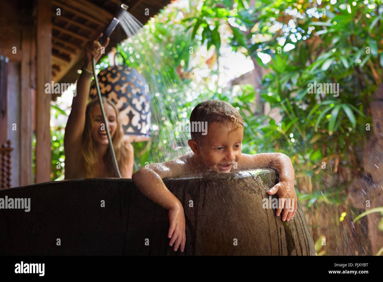 Feliz Hijo Con La Madre Se Divierten En El Baño Mujer Alegre Niño De Pulverización De Ducha En