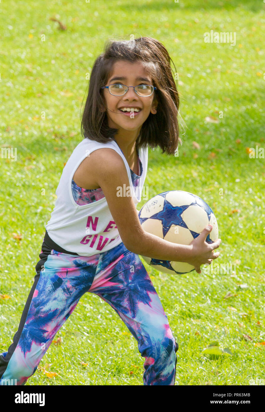 Niñas Jugando Futbol Fotografías E Imágenes De Alta Resolución Página 3 Alamy