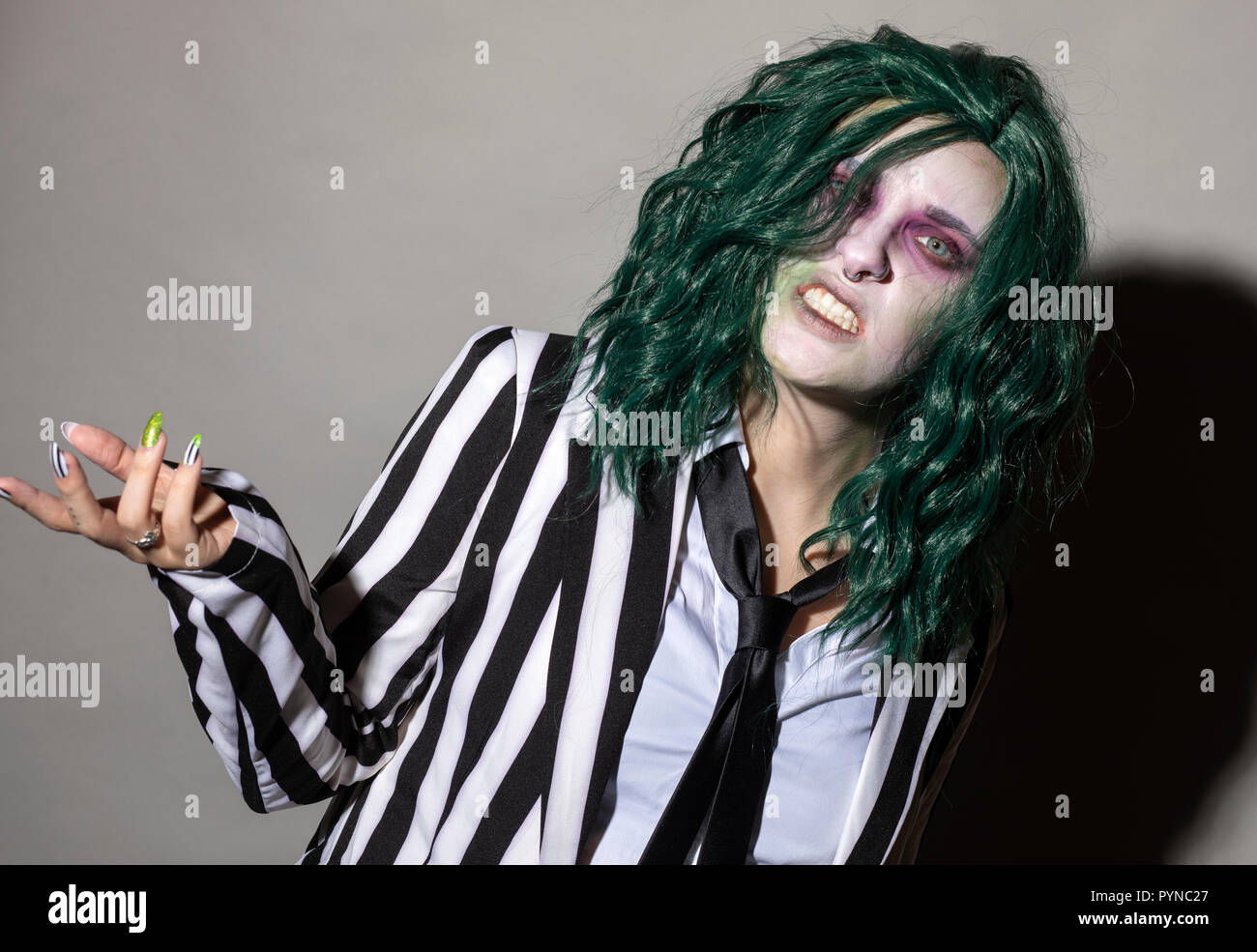 Disfraz De Halloween Mujer Fotografías E Imágenes De Alta Resolución