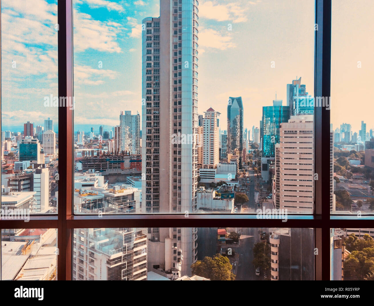 Vista desde la ventana de rascacielos en el horizonte de la ciudad ...