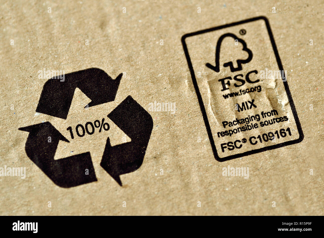 Símbolo De Reciclaje Sobre Cartón Fotografía De Stock Alamy