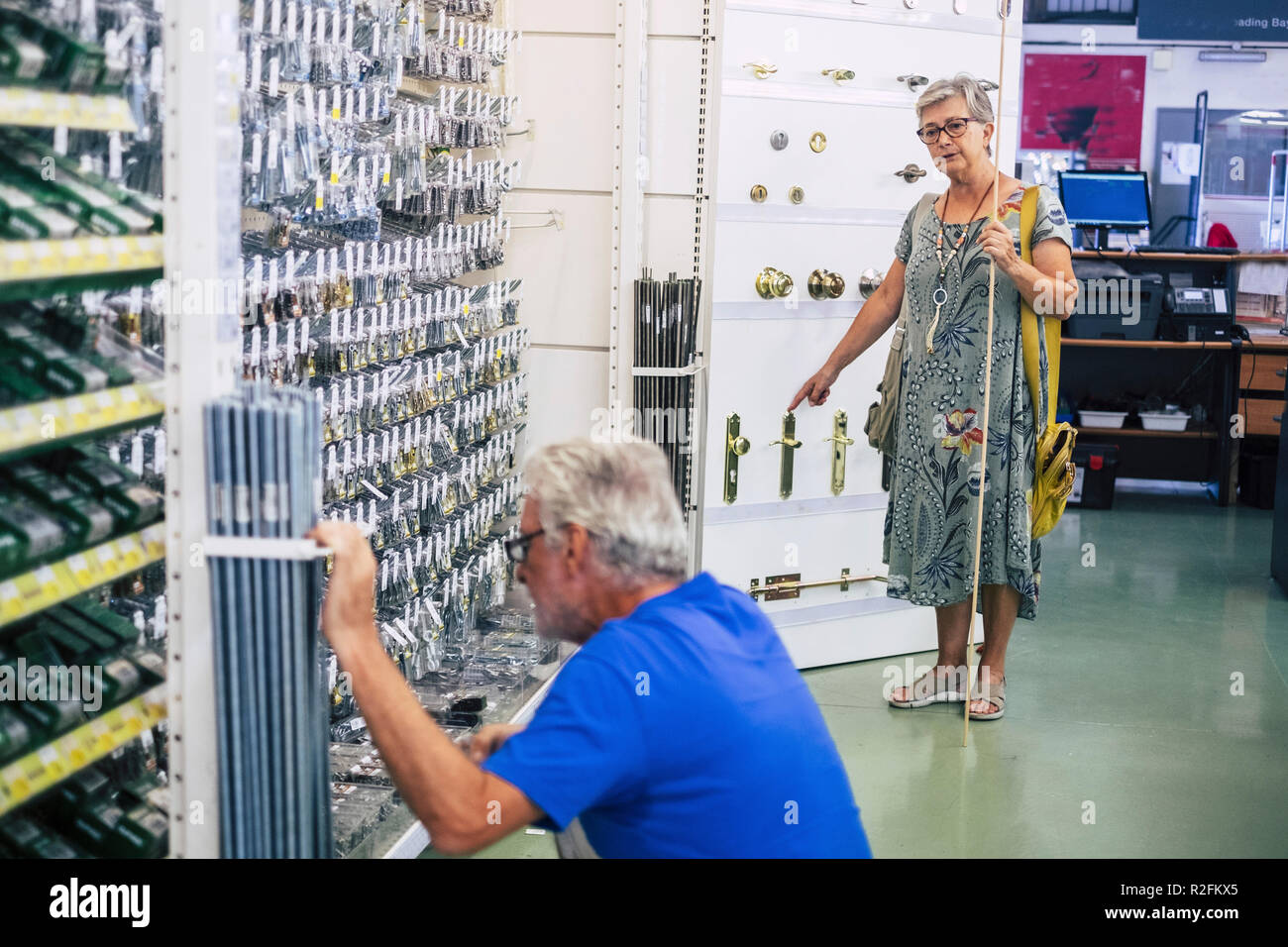 Gente Haciendo Cosas Fotografías E Imágenes De Alta Resolución Alamy