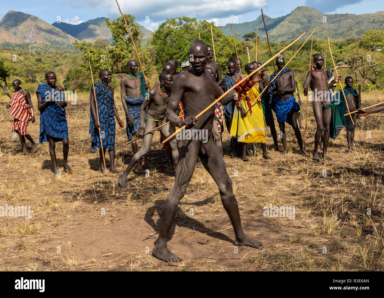 Los Guerreros De La Tribu Suri Durante Un Donga Ritual De Combate Con Palo Valle De Omo Kibish