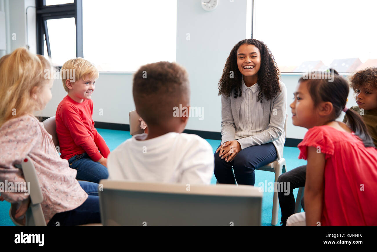 Niños Dialogando En Circulo Fotografías E Imágenes De Alta Resolución