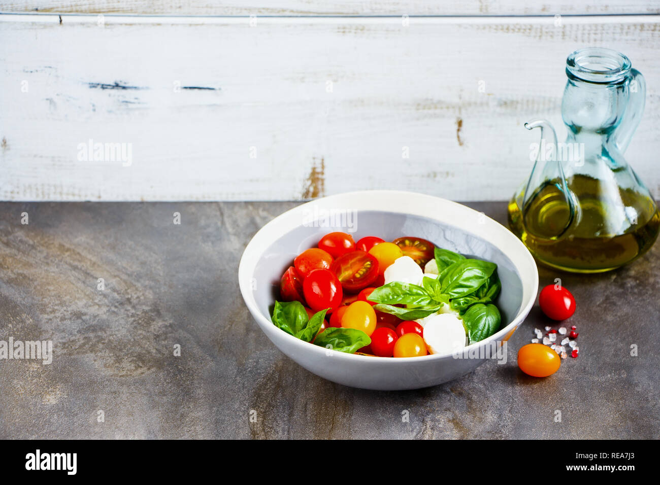 Ensalada Caprese Italiana En Un Tazón Y Los Ingredientes Hojas De