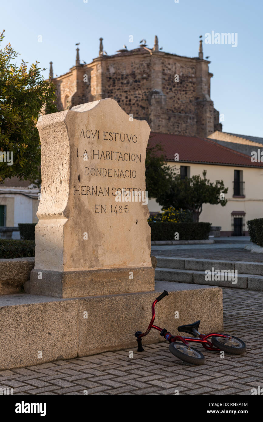 Bicicleta De Un Niño Tirado Junto Al Monolito Que Marca La Casa Donde
