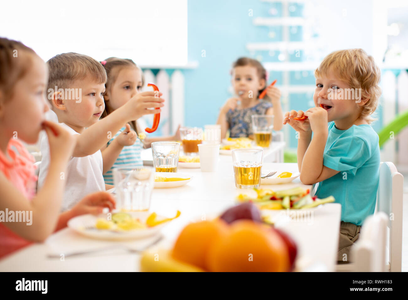 Grupo De Kindergarten Los Niños Comiendo Alimentos Saludables Comer