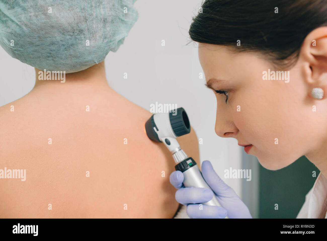 El Dermatólogo Examina Las Marcas De Nacimiento En La Piel Del Paciente