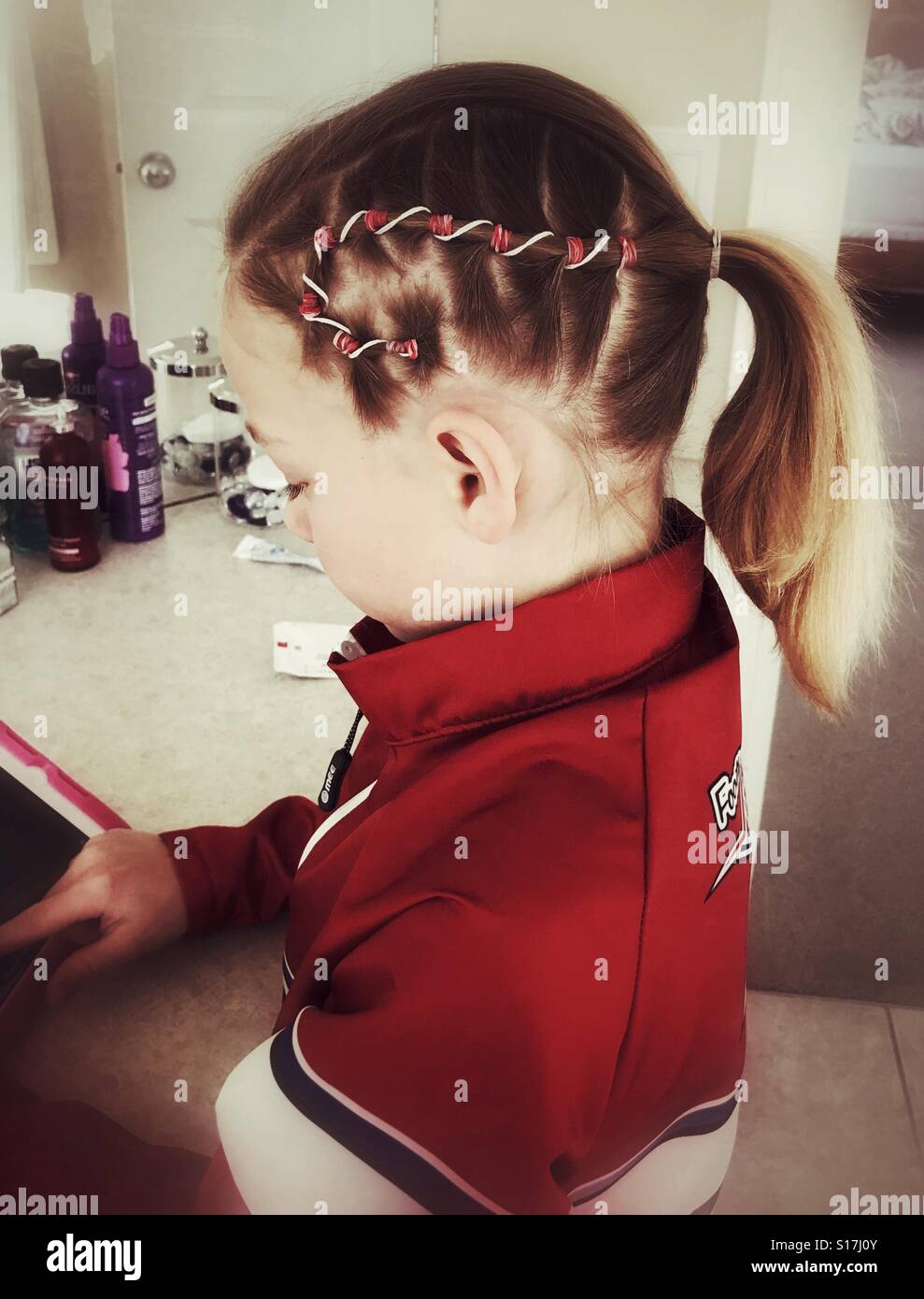 Una Niña Juega Con Su Tableta En Un Baño Después De Su Pelo Fue