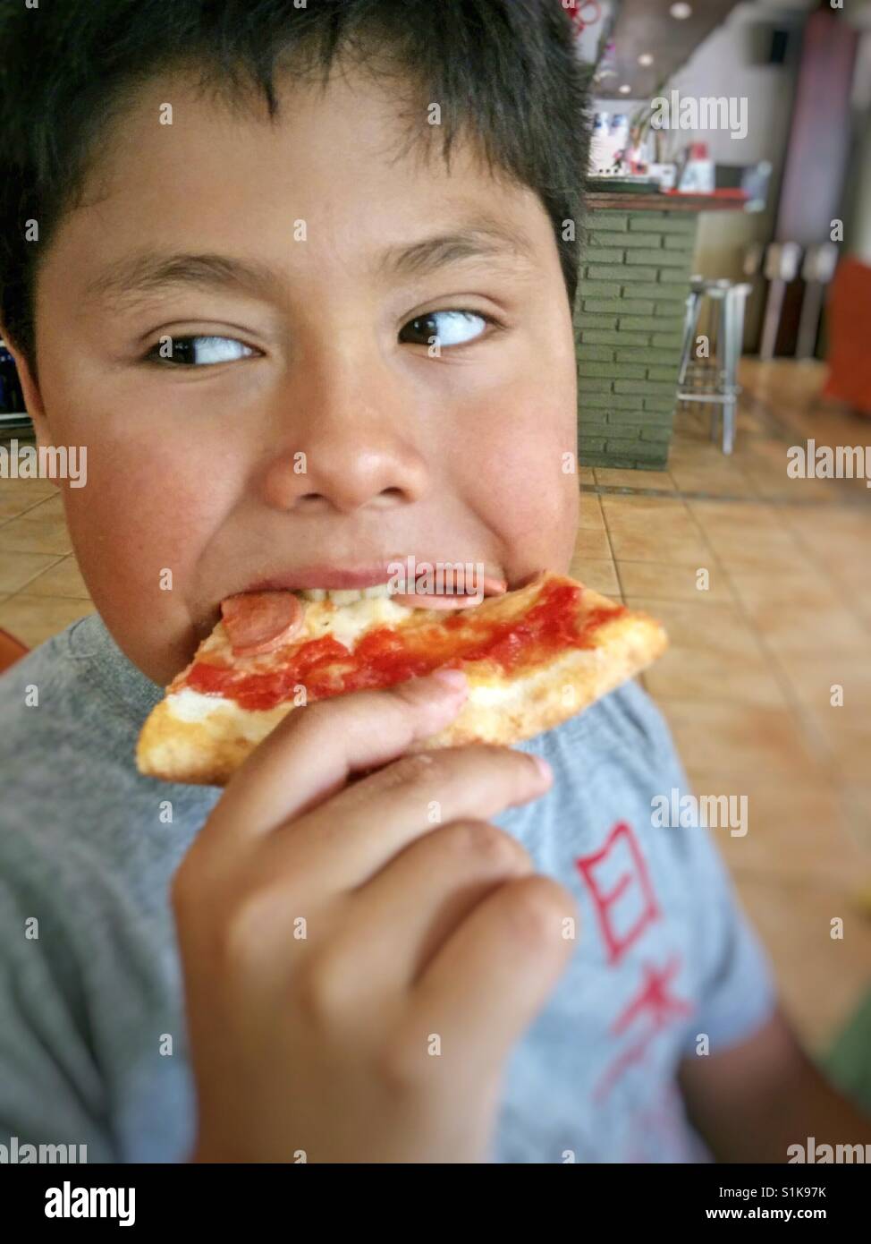 Chicos Comiendo Pizza Fotografías E Imágenes De Alta Resolución Alamy