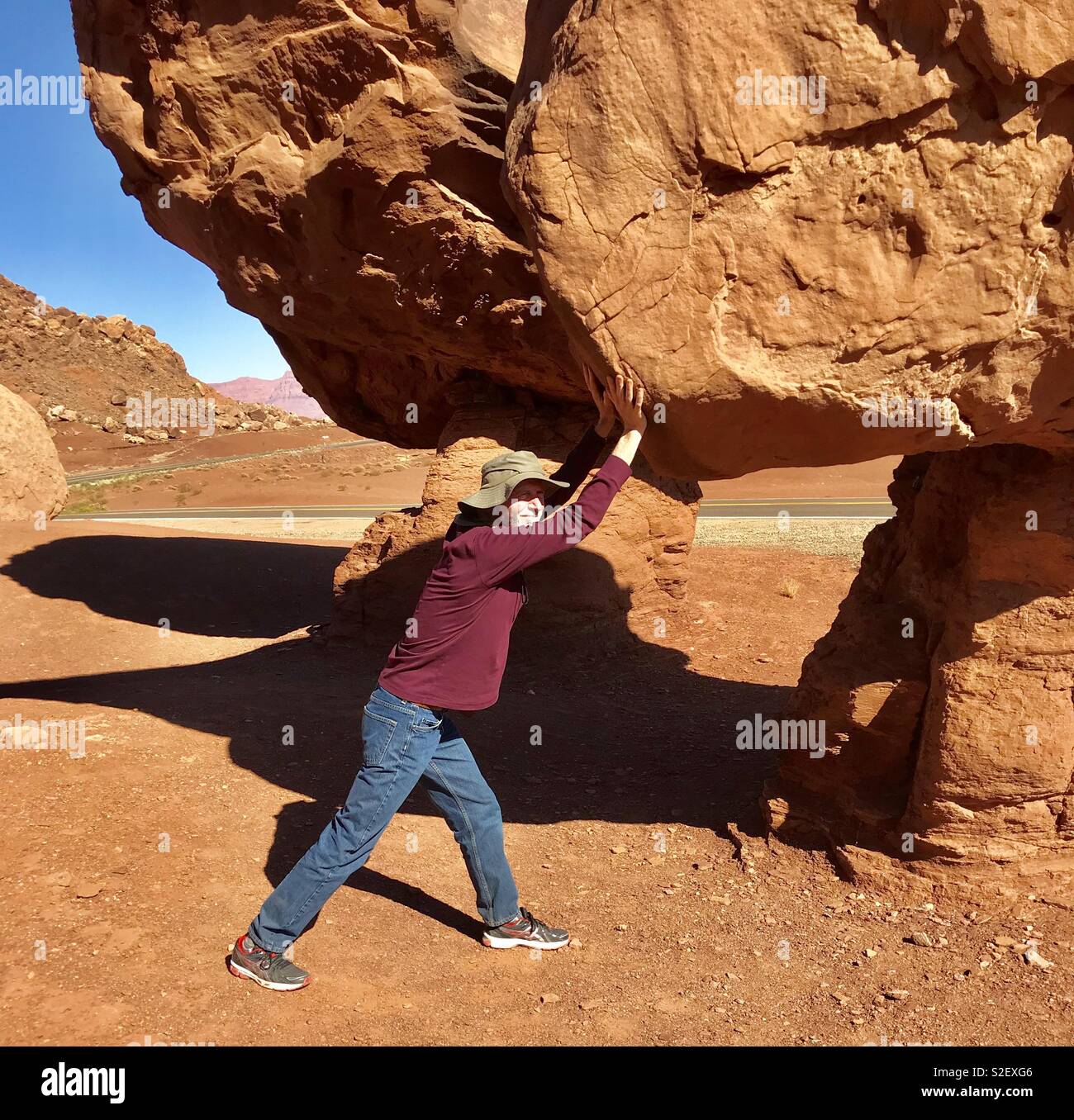 Hombre Empujando Roca Grande Fotografías E Imágenes De Alta Resolución