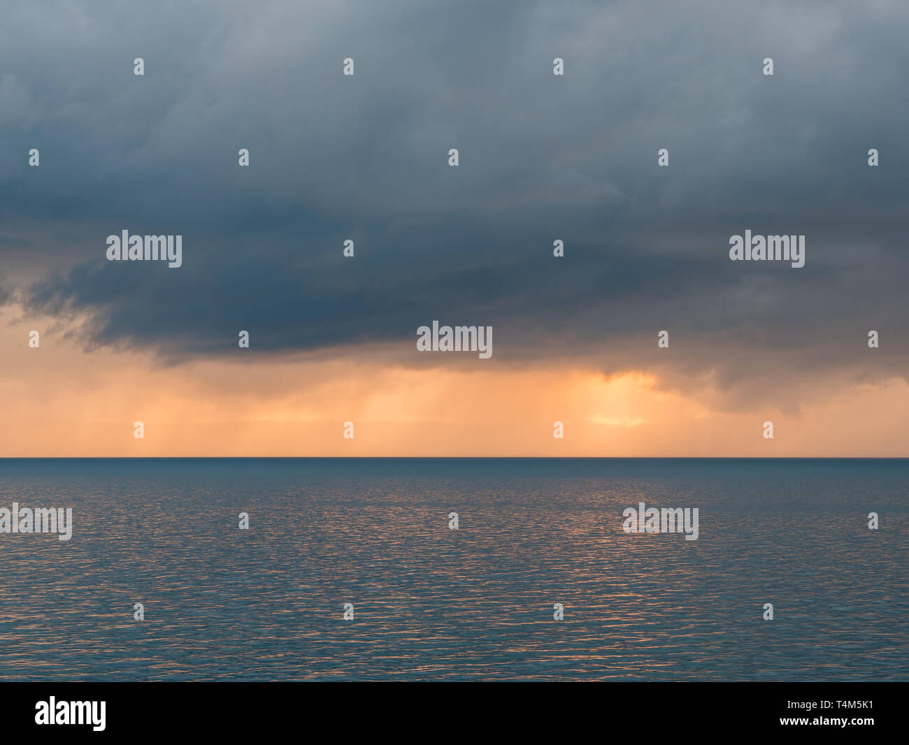 Mar en calma al atardecer fotografías e imágenes de alta resolución - Alamy