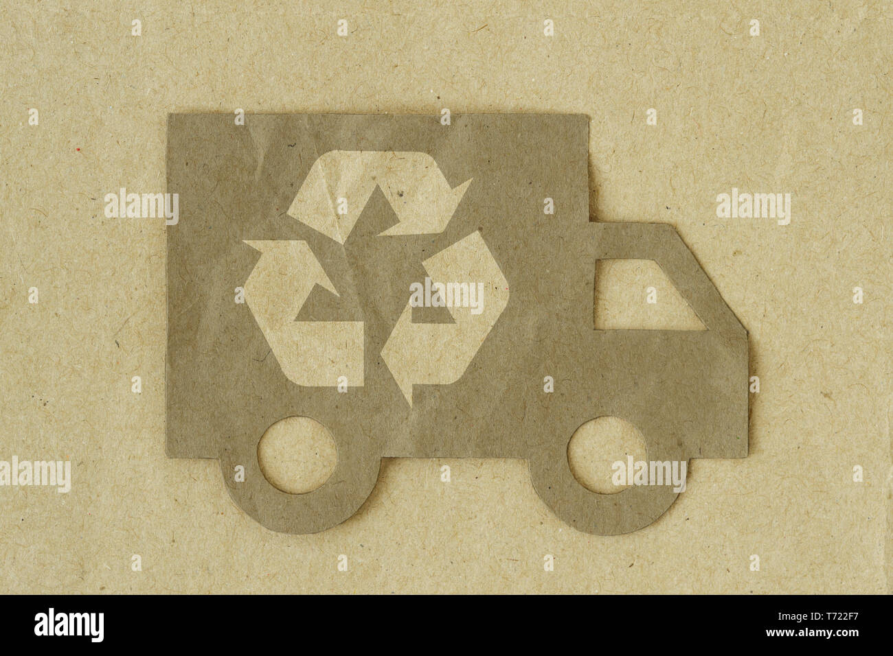 Papel Cortado De La Carretilla Con El Símbolo De Reciclaje En Papel Reciclado Antecedentes