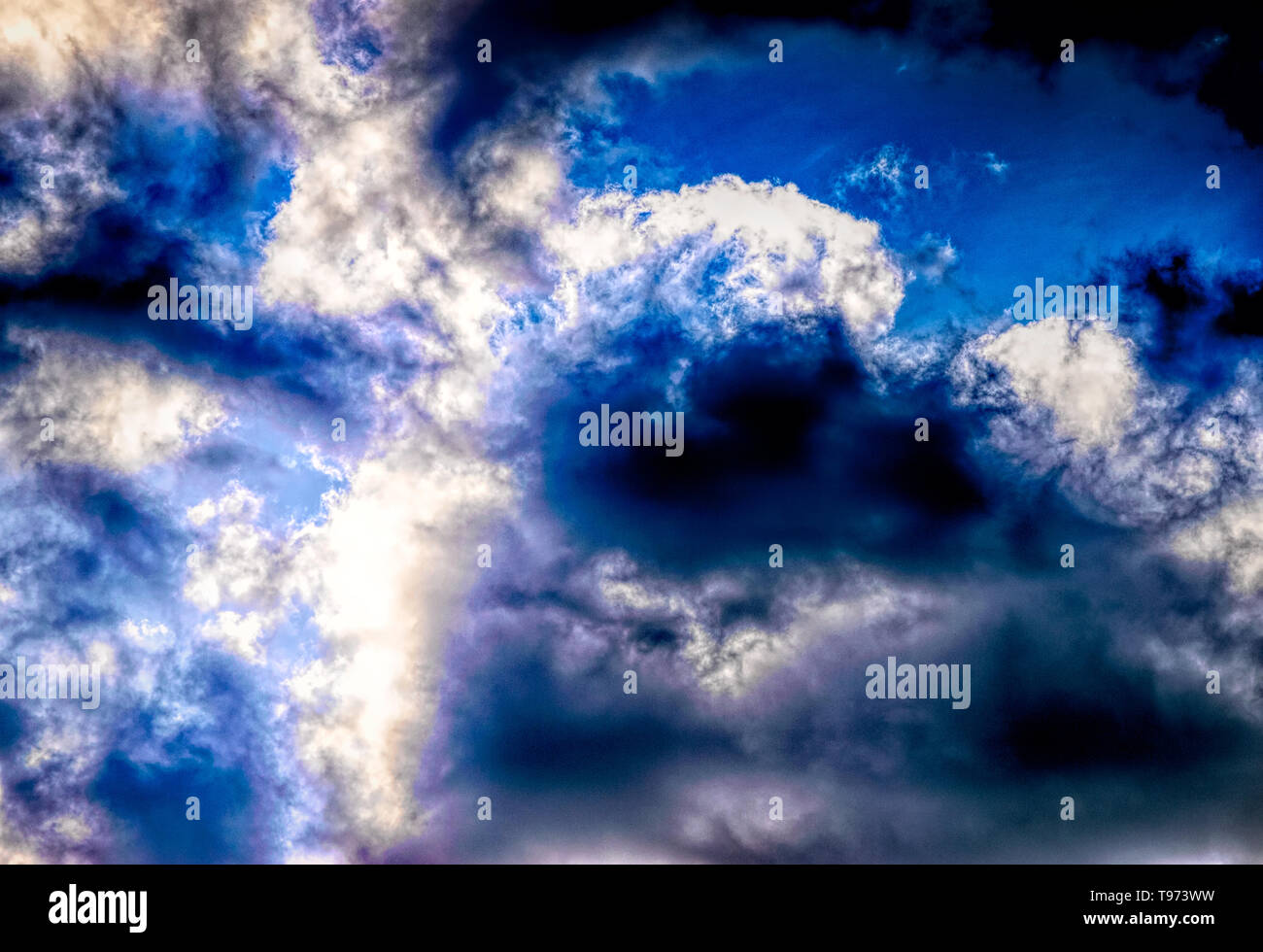 Nubes Cirros De Dibujos Animados Fotos e Imágenes de stock - Alamy