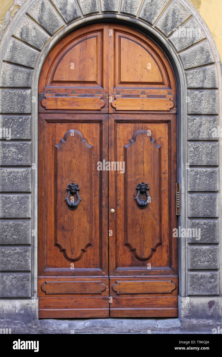 Grandes Puertas Dobles De Madera Con Arco En Florencia Italia
