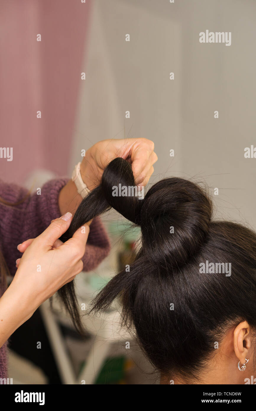 Aprendiendo Clase De Peluqueria Fotografías E Imágenes De Alta