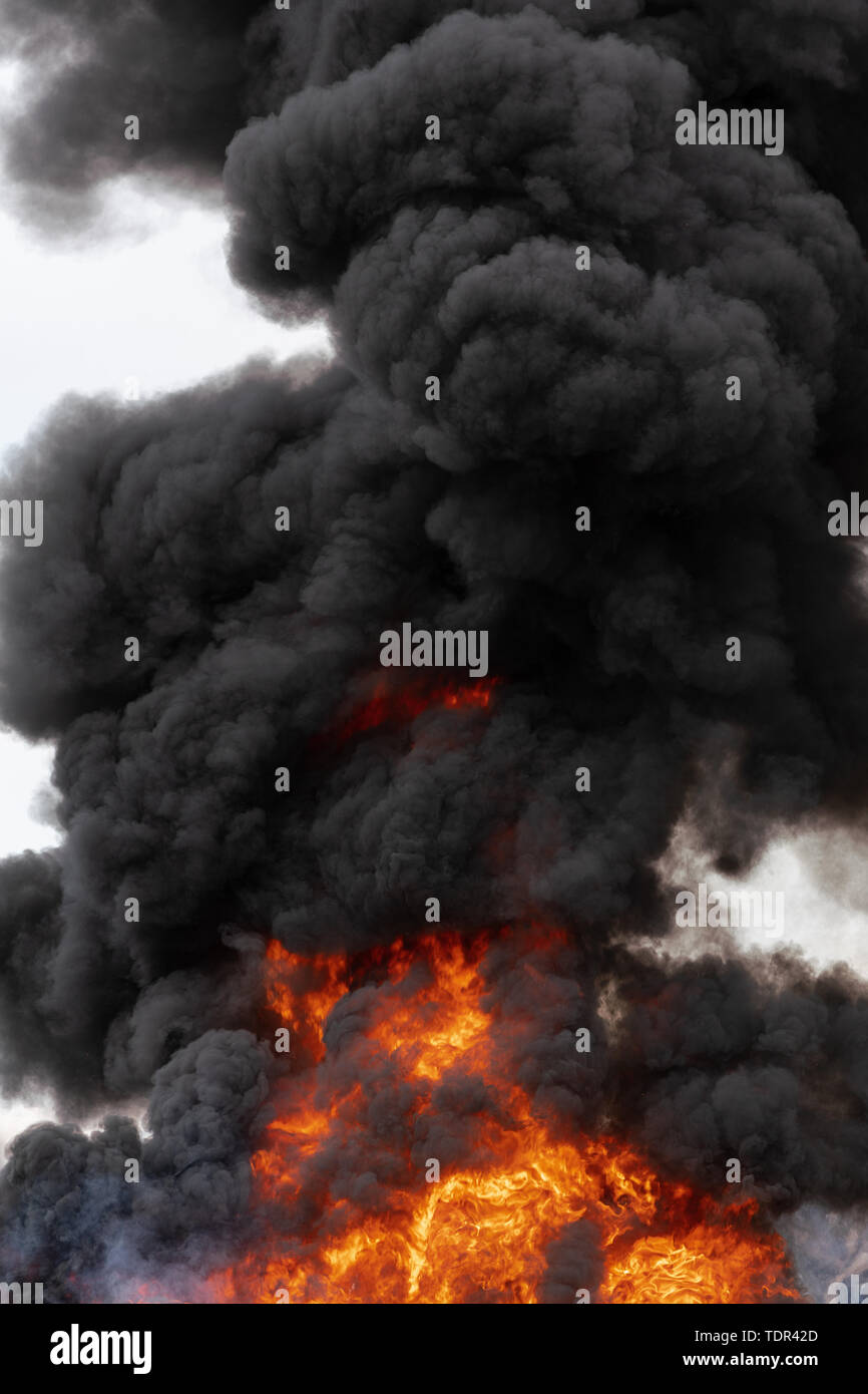 Enormes Llamas De Fuego De Color Rojo Anaranjado Y El Movimiento De Las