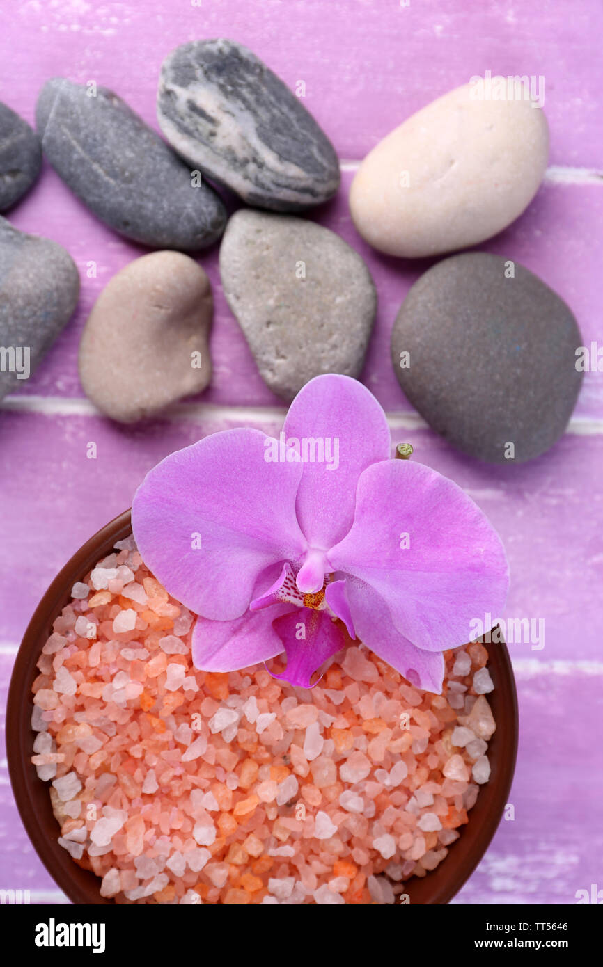 Bodegón con hermosa flor de orquídea florece, sal de mar y piedras en ...