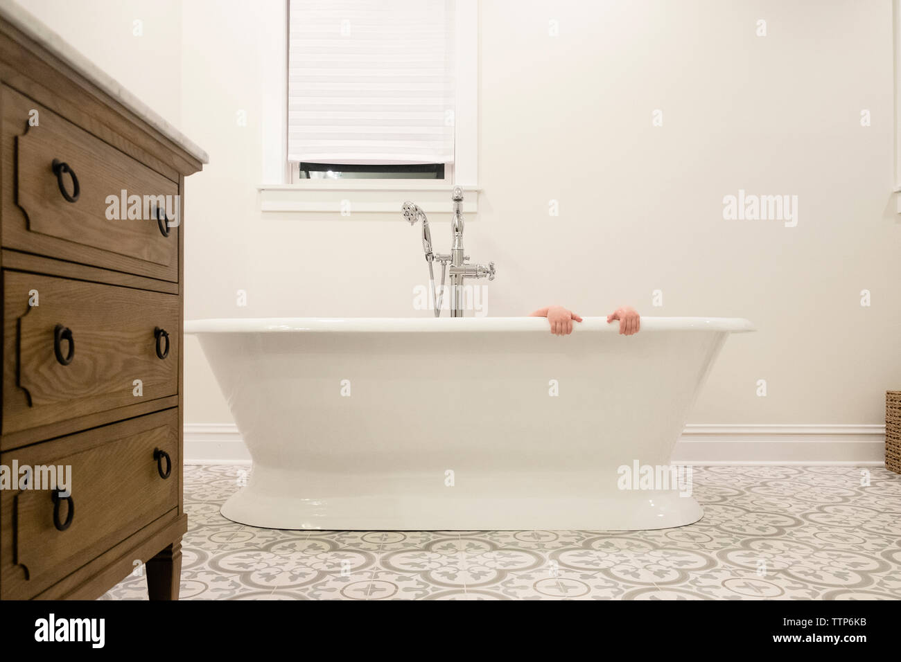 Niña Tomando Baño En Bañera Bañera Fotografías E Imágenes De Alta Resolución Alamy