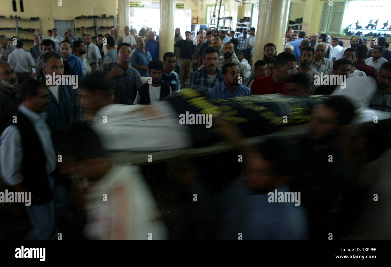 Los palestinos llevan el cuerpo de Amin Sufi, de 21 años de edad, en la ...