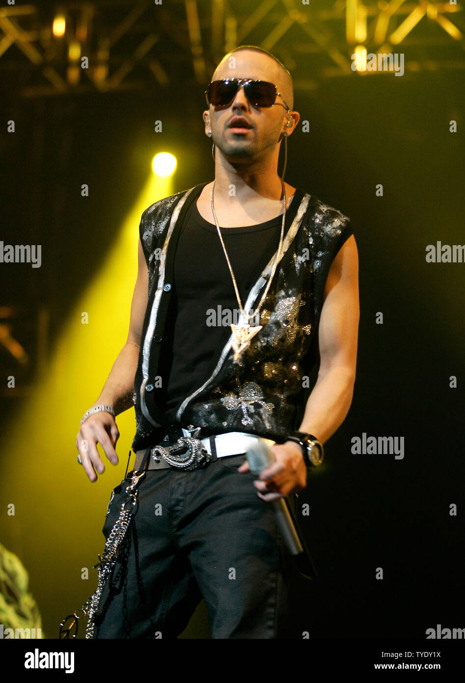 Yandel Sin Camisa