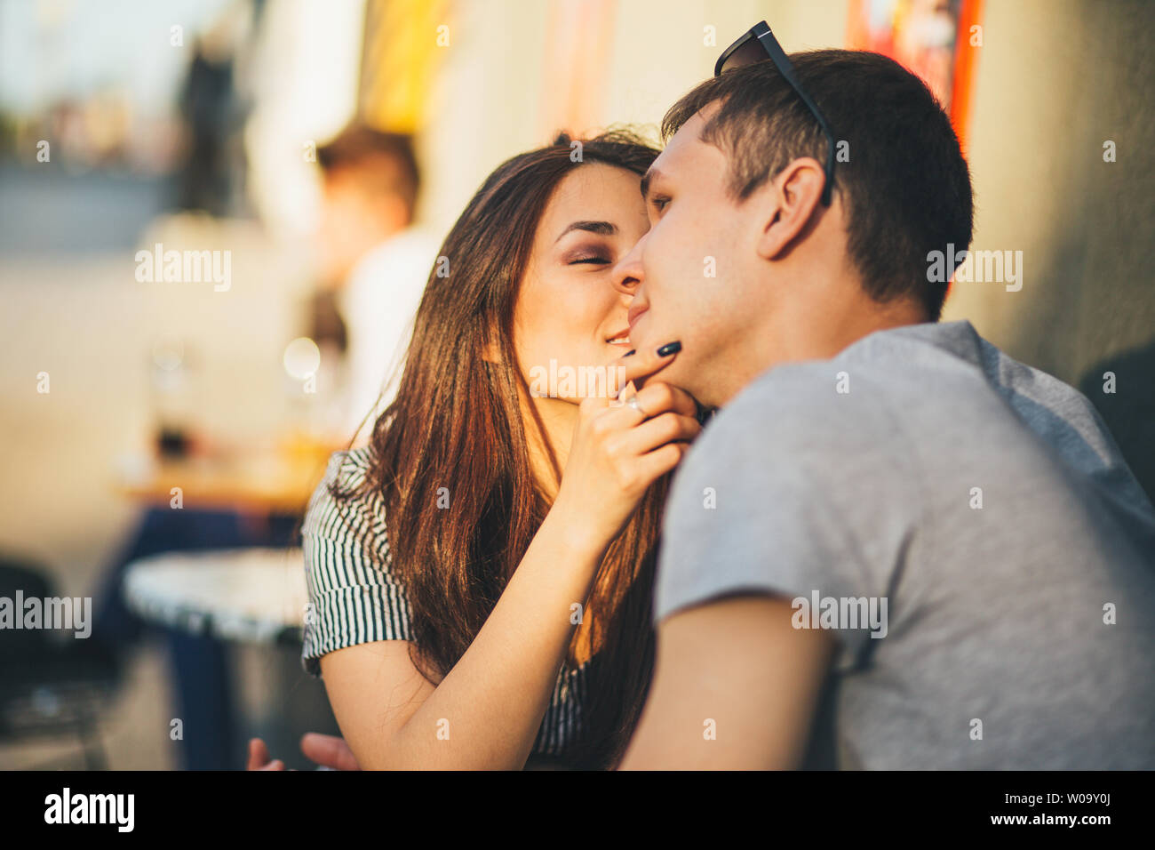 Joven Pareja Feliz En El Amor Adolescentes Amigos Vestidos De Estilo