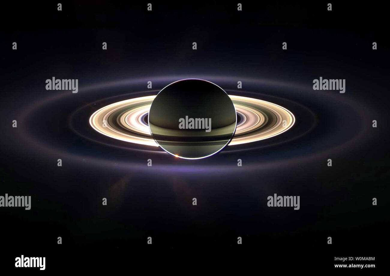 Saturno Retroiluminado Cassini